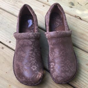 b.o.c. | Shoes | Womens Boc Tan Embossed Floral Clogs Size 143 | Poshmark